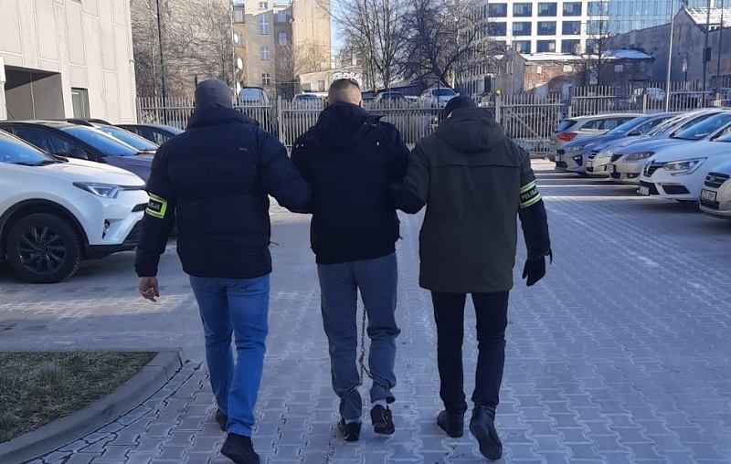 Zuchwały napad na stacji paliw. Podając się za policjantów wsiedli do ... Zuchwały napad na stacji paliw. Podając się za policjantów wsiedli do ...